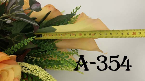 Искусственный букет из нежных роз и калл