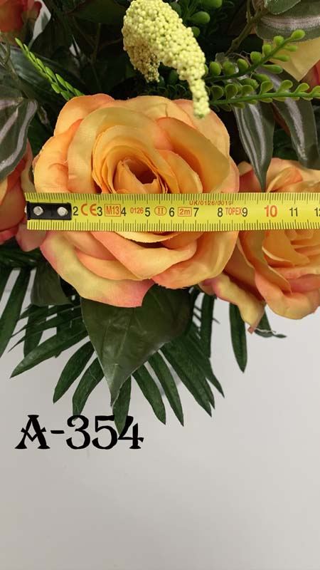 Искусственный букет из нежных роз и калл